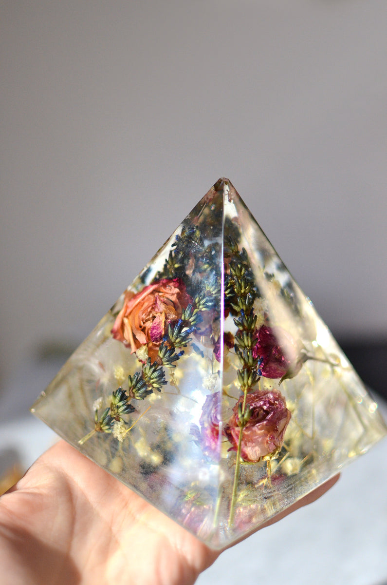Large floral pyramid PURITY+JOY – Eight Acorns Floral Preservation